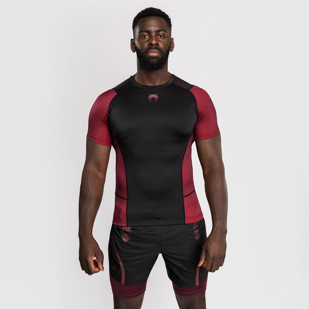 Rashguard Venum Assassin's Creed Shadows maniche corte Rosso-nero ...